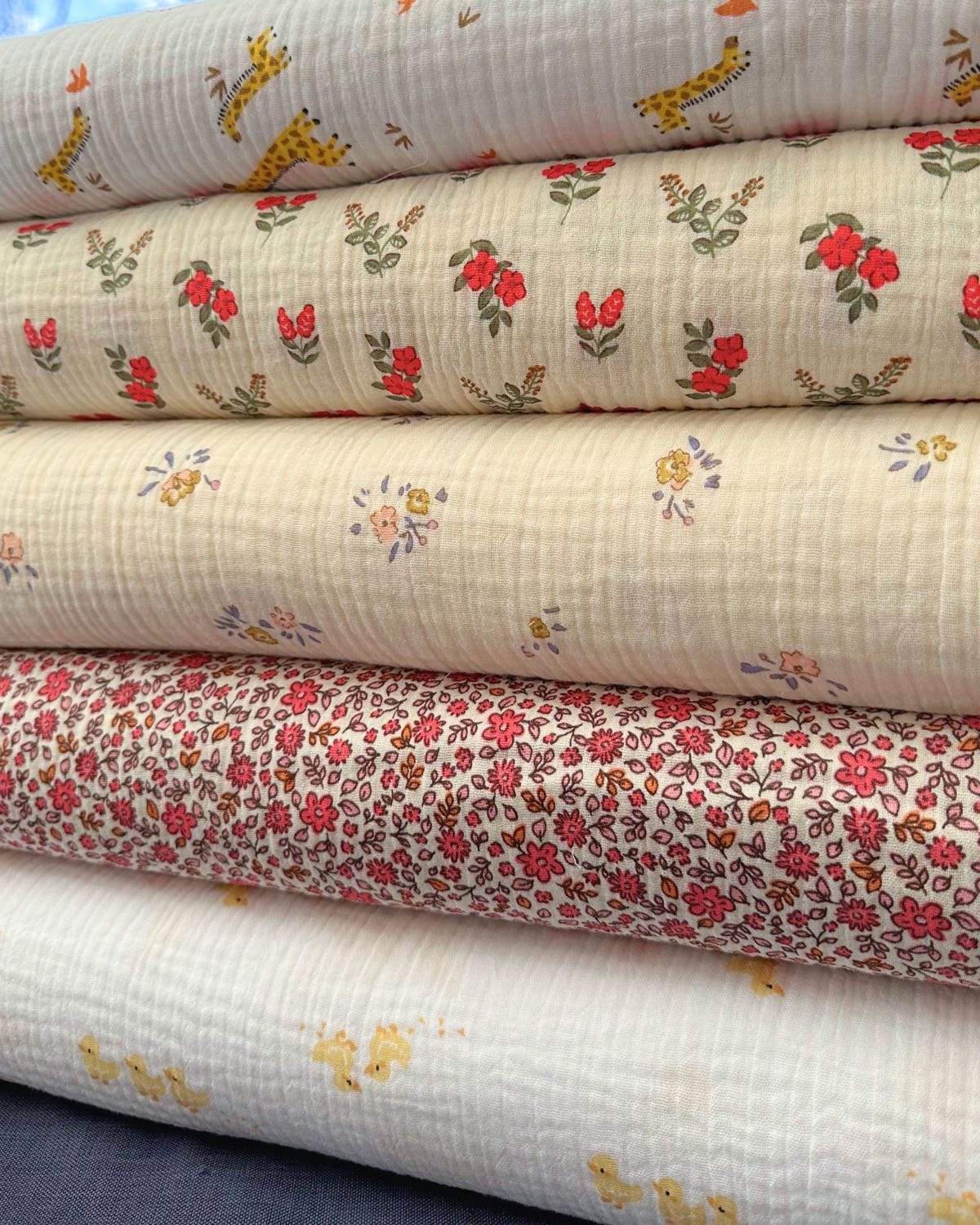 Tissu Double Gaze Imprimé Fleuri et Enfant : 5 Motifs - Tissus et ...